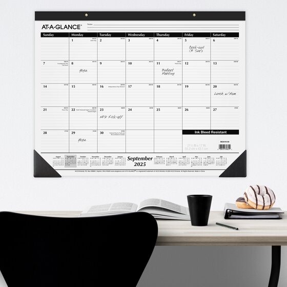 AT-A-GLANCE® Academic 2025-2026 Monthly Desk Pad Calendar, Standard, 21 ...