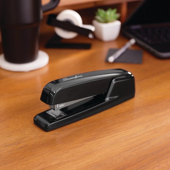 Swingline® 747® Business Desktop Stapler, Antimicrobial, 30 Sheets ...