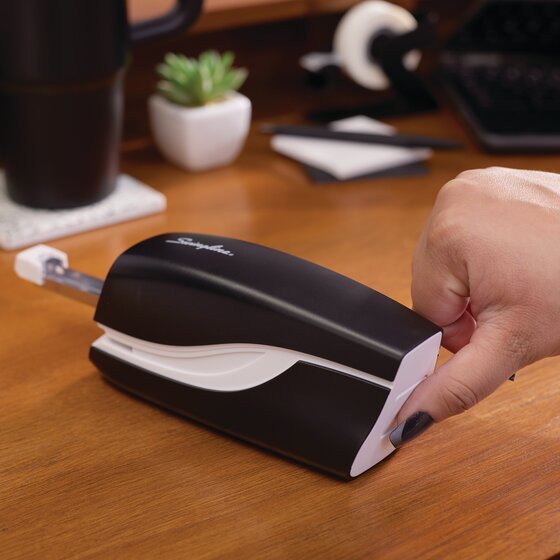 Swingline® Breeze Automatic Stapler, Battery Powered, 20 Sheets, Black ...
